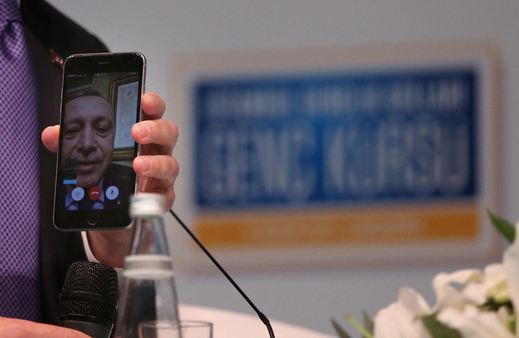 Cumhurbaşkanı Erdoğan 'facetime'dan gençlere seslendi