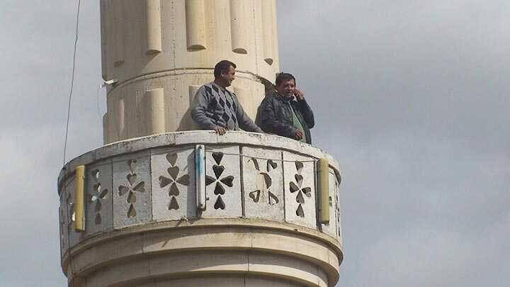 Alo demek için minareye çıkıyorlar!