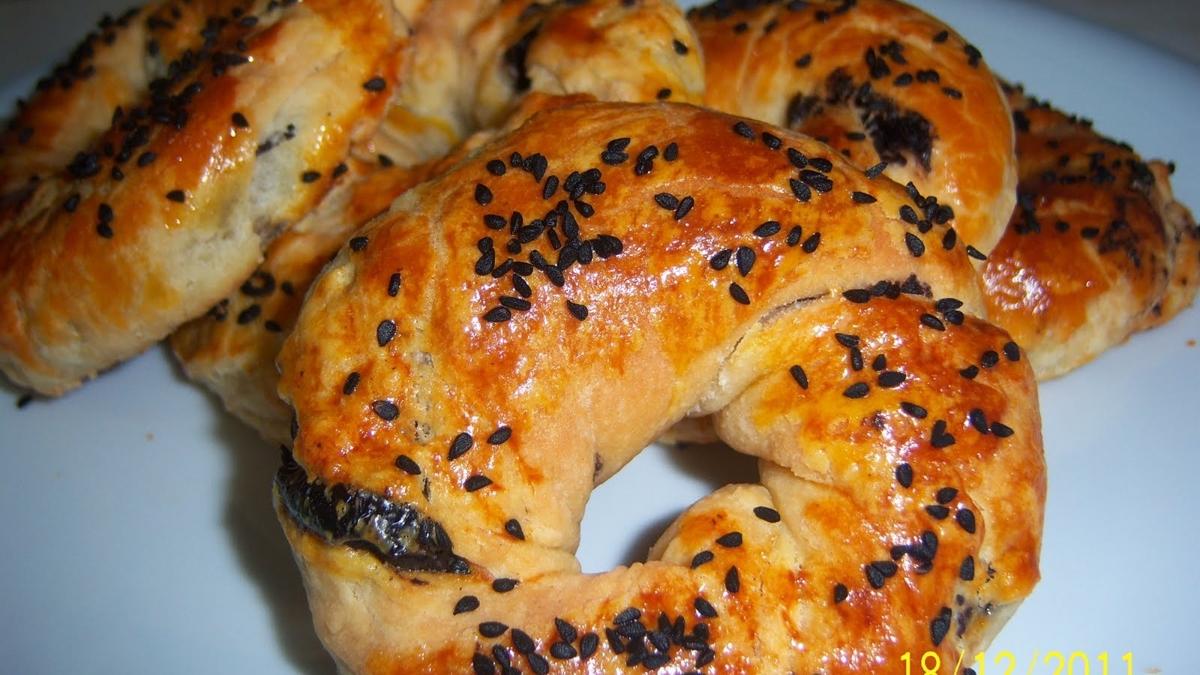 Diyet bozduruyor! Kahvaltılık zeytinli açma tarifi tel tel açılıyor