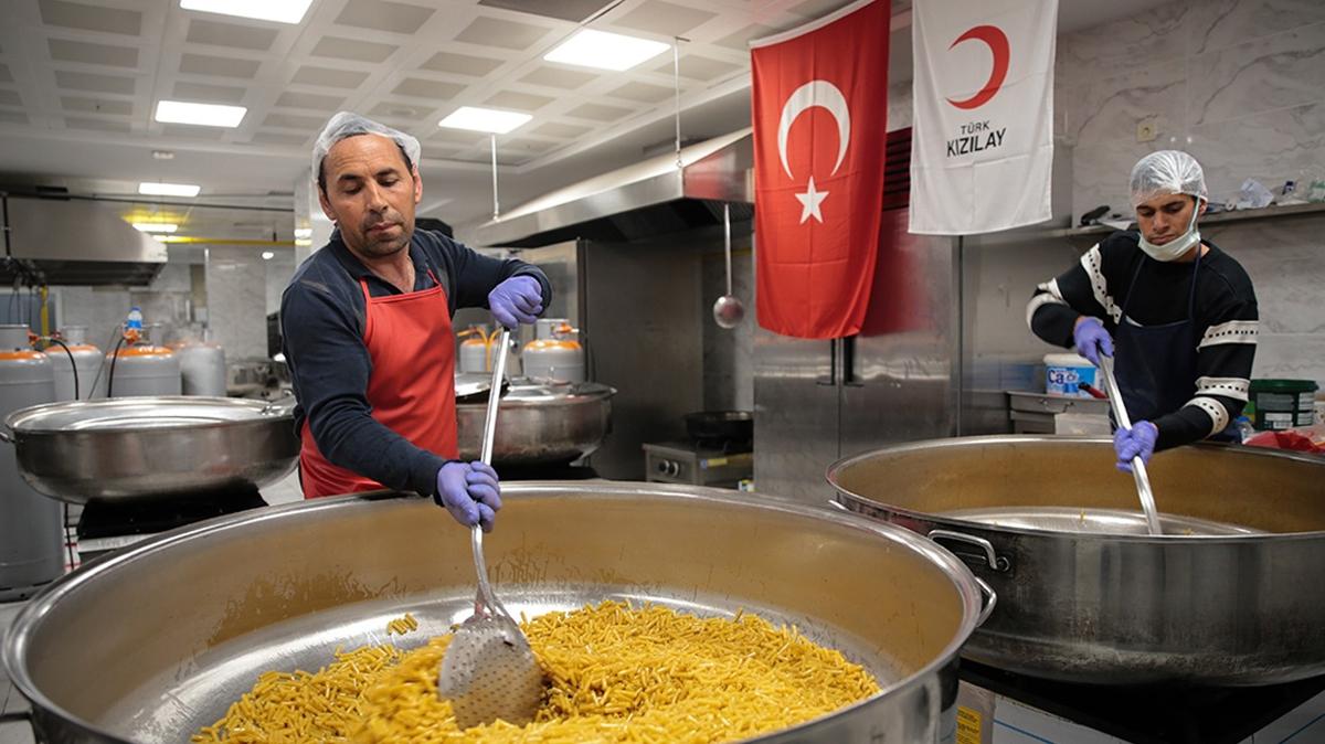 Türk Kızılay, depremin merkez üssü Pazarcık'ta iftar çadırları kurdu