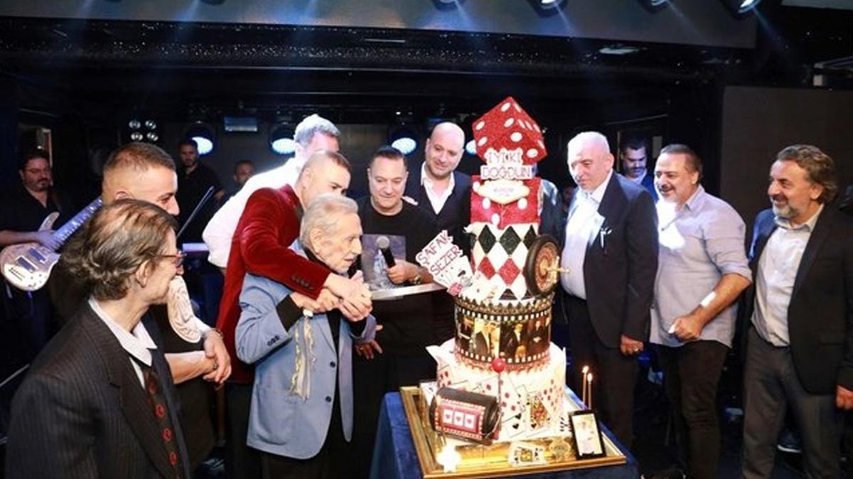 Kolpaçino 4'ün çekimleri tamamlandı... Ekip kutlama yemeğinde buluştu Kolpaçino 4'ün çekimleri tamamlandı... Ekip kutlama yemeğinde buluştu