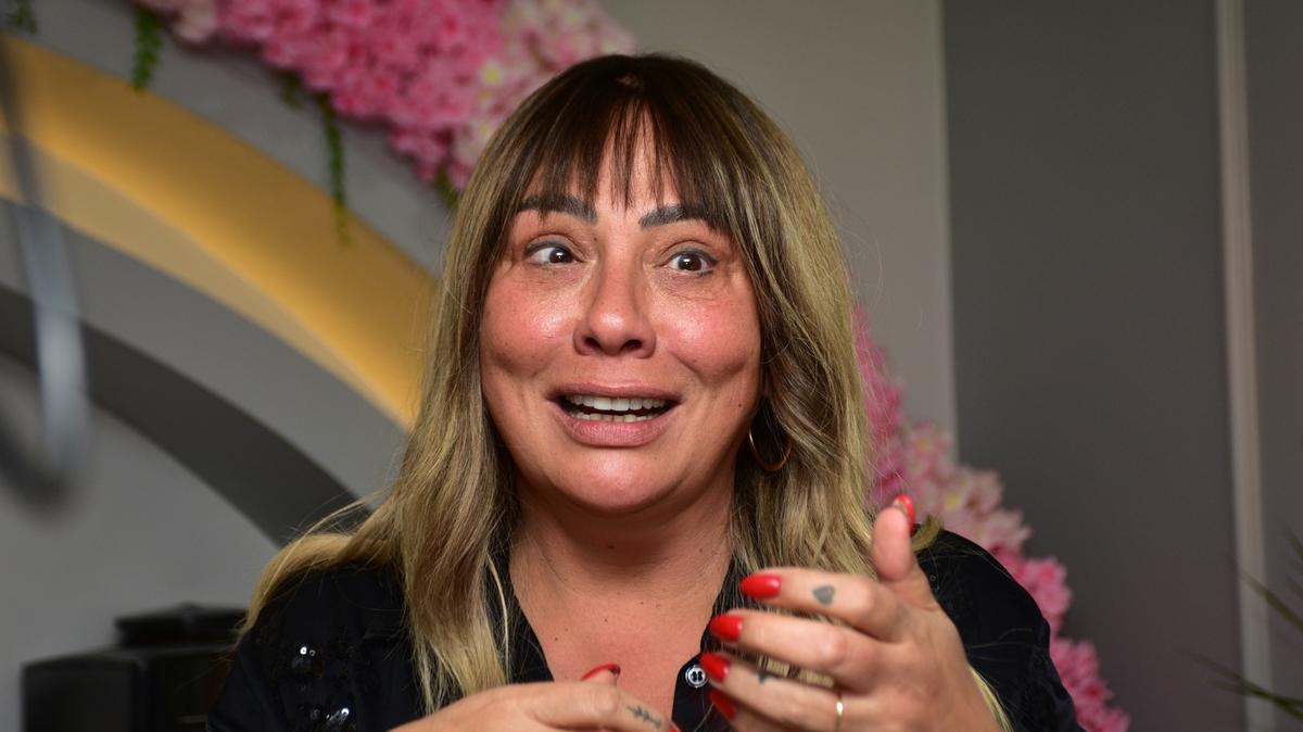 Işın Karaca yeni albümünü pasta keserek kutladı