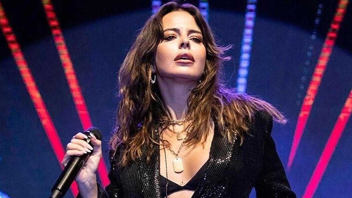 Simge Sağın spor şık kombini ile sahneyi salladı