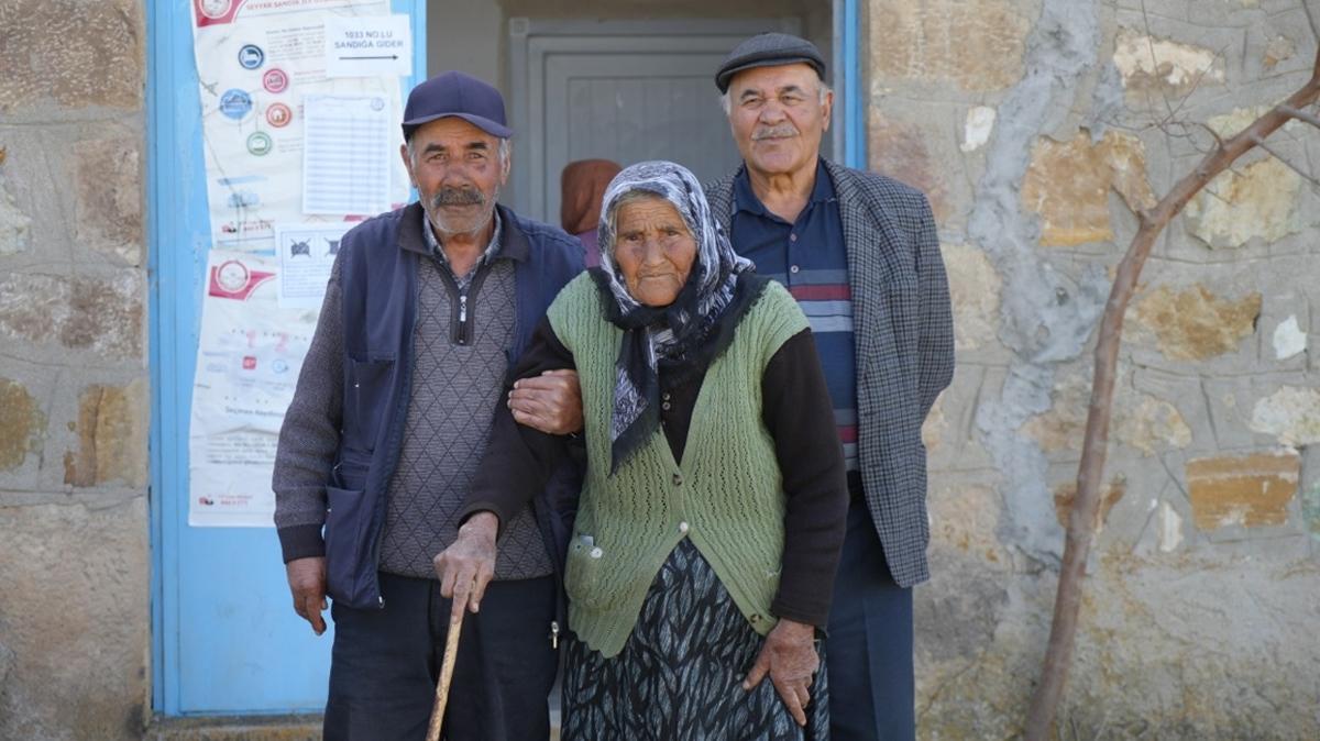 Türkiye'nin en yaşlı seçmeni oyunu kullandı Türkiye'nin en yaşlı seçmeni oyunu kullandı