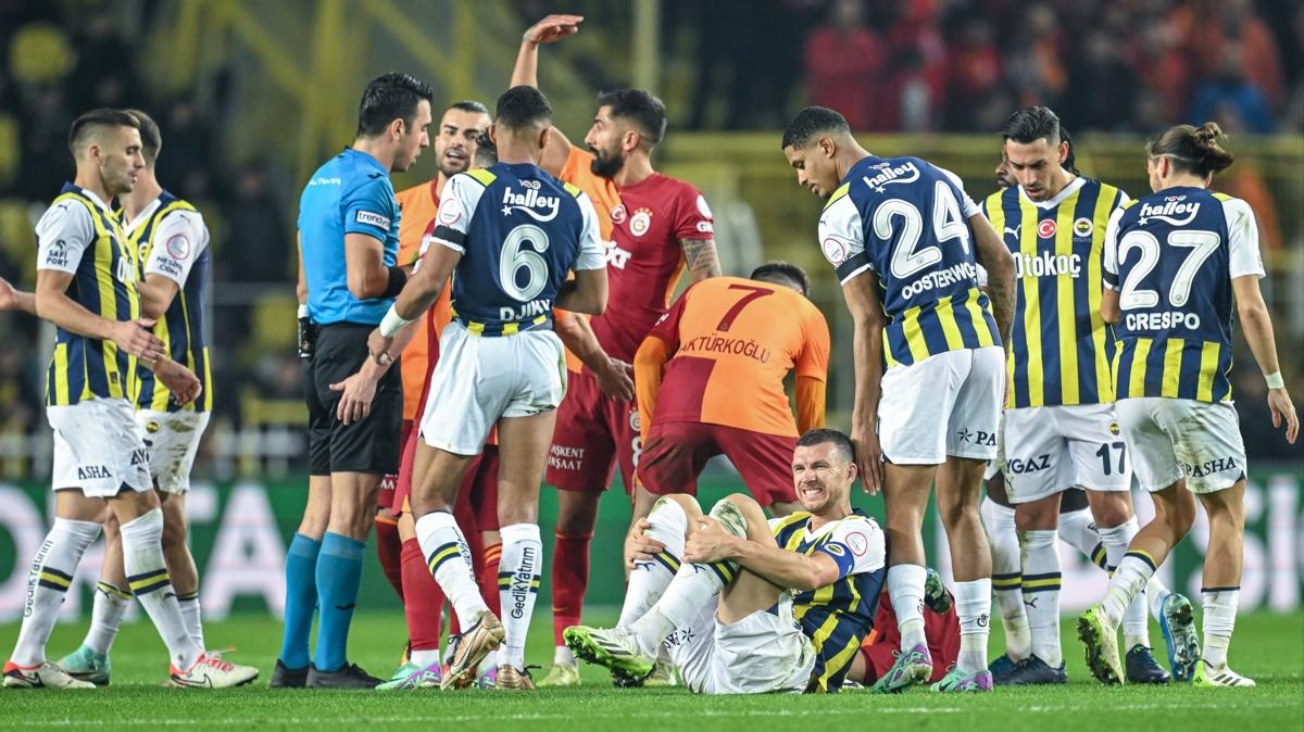Galatasaray-Fenerbahçe derbilerinde kartlar havada uçuşuyor Galatasaray-Fenerbahçe derbilerinde kartlar havada uçuşuyor