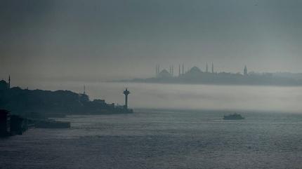 İstanbul Boğazı'nda gemi trafiğine sis engeli