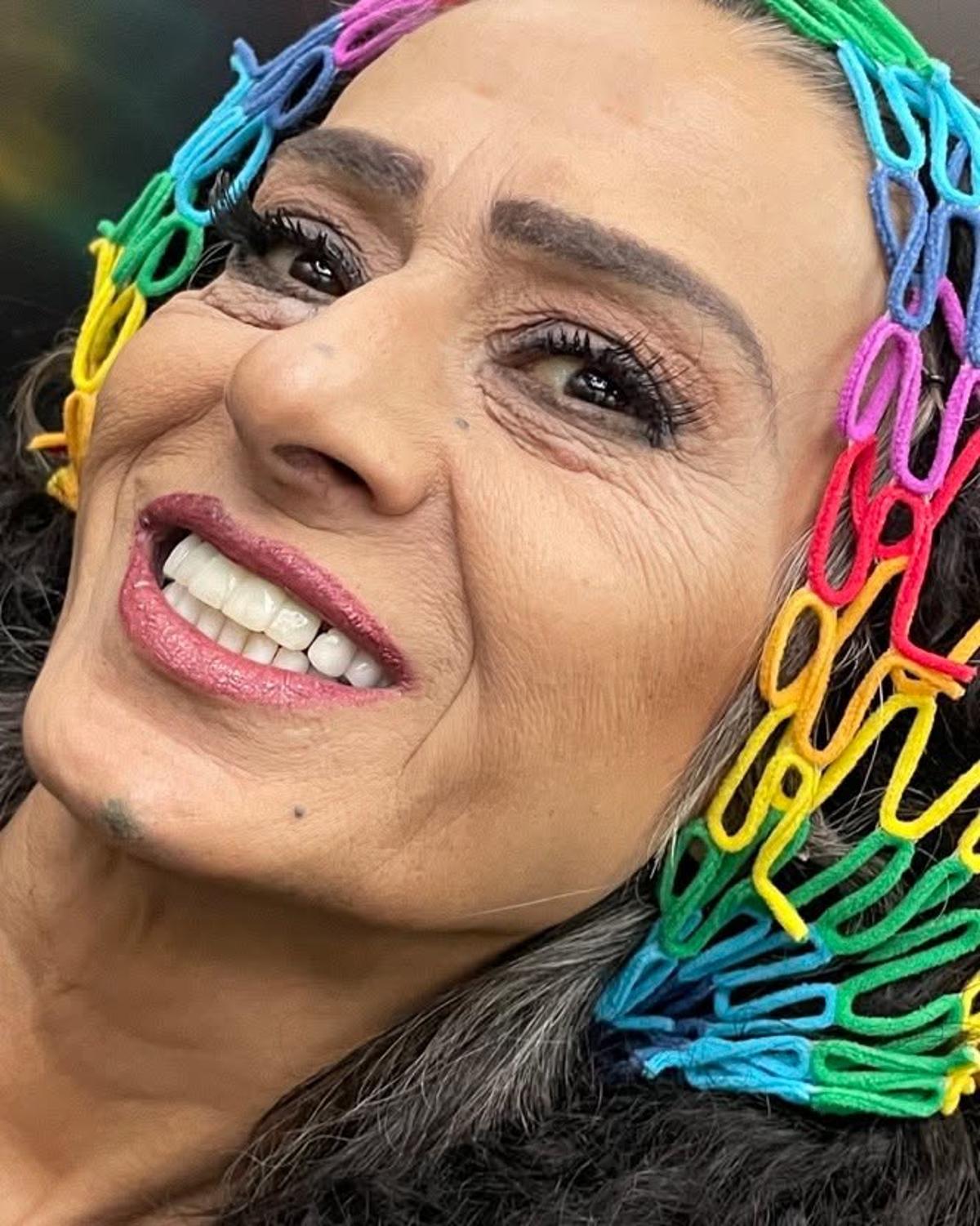 Yıldız Tilbe Saçına Kilim Boyasıyla Bakım Yapıyor Akıl Almaz Yöntem