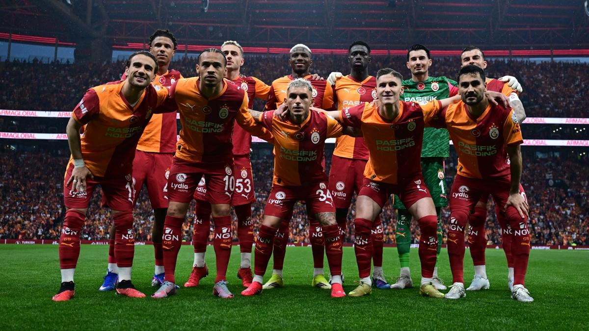 Okan Buruk, Antalya karşısında ilk 11'inde 2 değişiklik yaptı