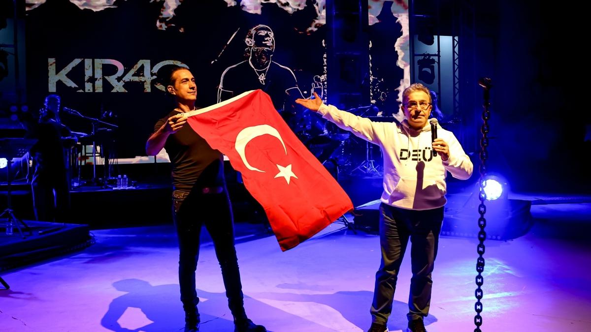 DEÜFEST'26'da 15 bini aşan katılım: Kıraç konserine Türk bayrağı damga ...