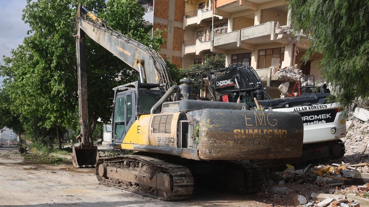 Hatay'da feci kaza! İş makinesine saplanan sürücü öldü