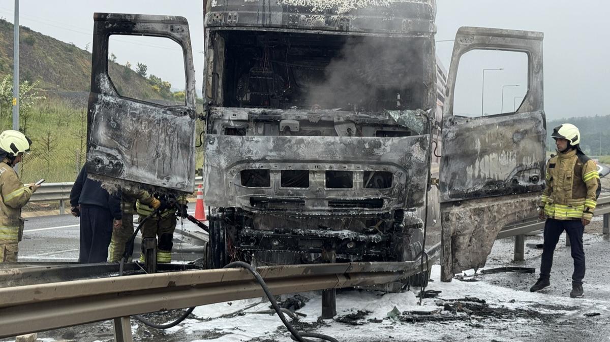 İstanbul'da feci kaza! Kurbanlık tırı küle döndü
