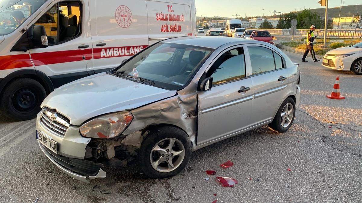 Elazığ'da SUV tipi araç ile otomobilin çarpıştığı kazada 4 kişi yaralandı