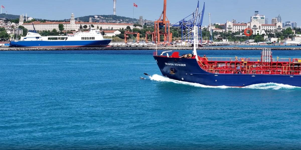 Turkuaz sularda hayran bırakan şölen! İstanbulluların ağzı açık kaldı