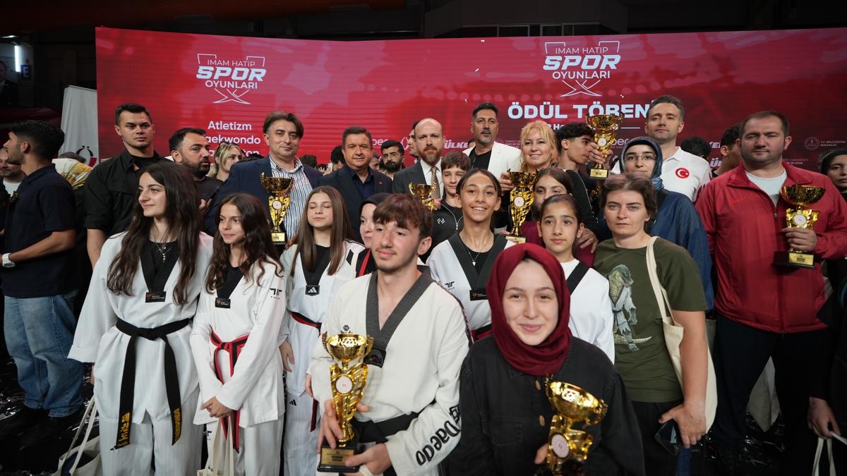 Binlerce genç mücadele etti... 16. İmam Hatip Spor Oyunları'nda ödüller ...