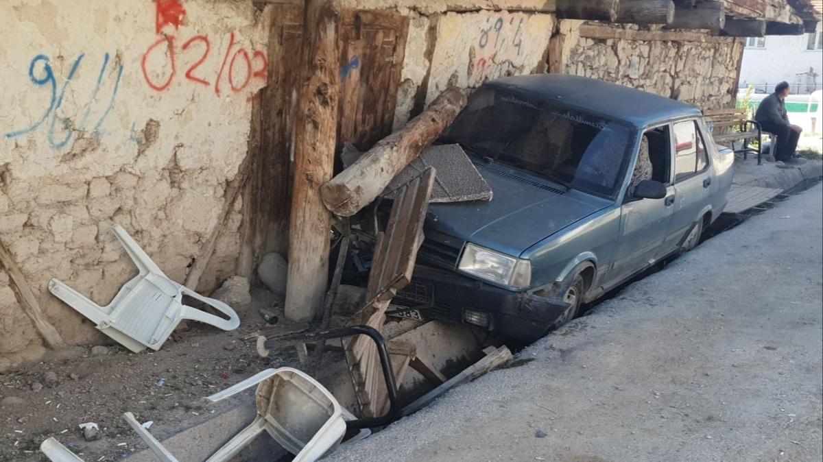 Uşak'ta ilginç kaza: Bankta otururken araba çarptı